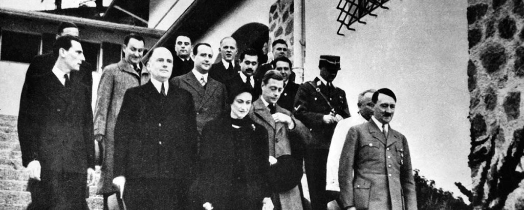 Book Review: 17 Carnations by Andrew Morton