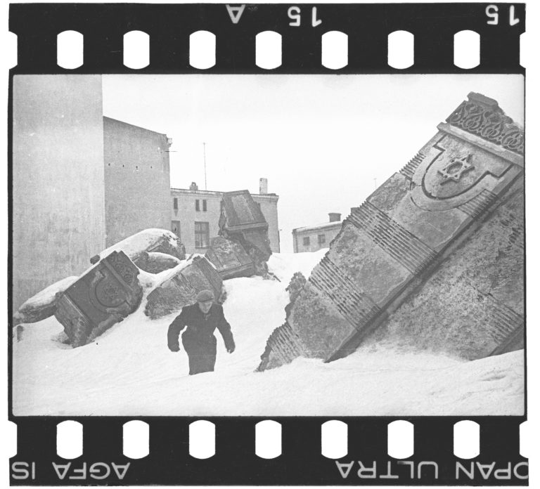 This Photographer Risked His Life to Document Jews' Humanity in the ...