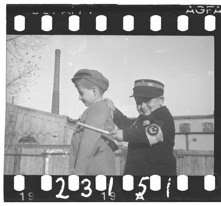 This Photographer Risked His Life to Document Jews' Humanity in the ...