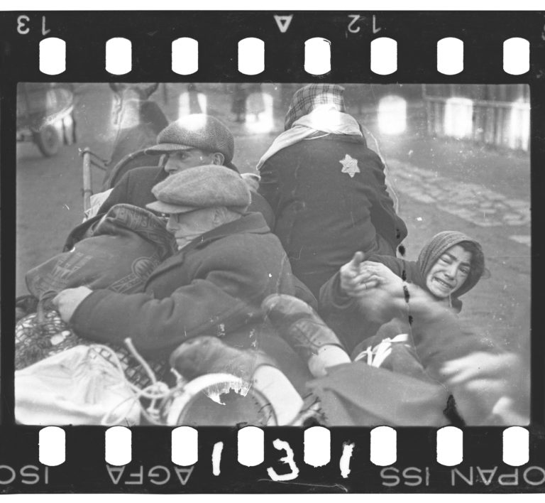 This Photographer Risked His Life to Document Jews' Humanity in the ...