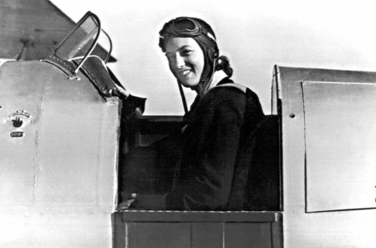 'That Flying Girl': New Guinea Bush Pilot Patricia Graham