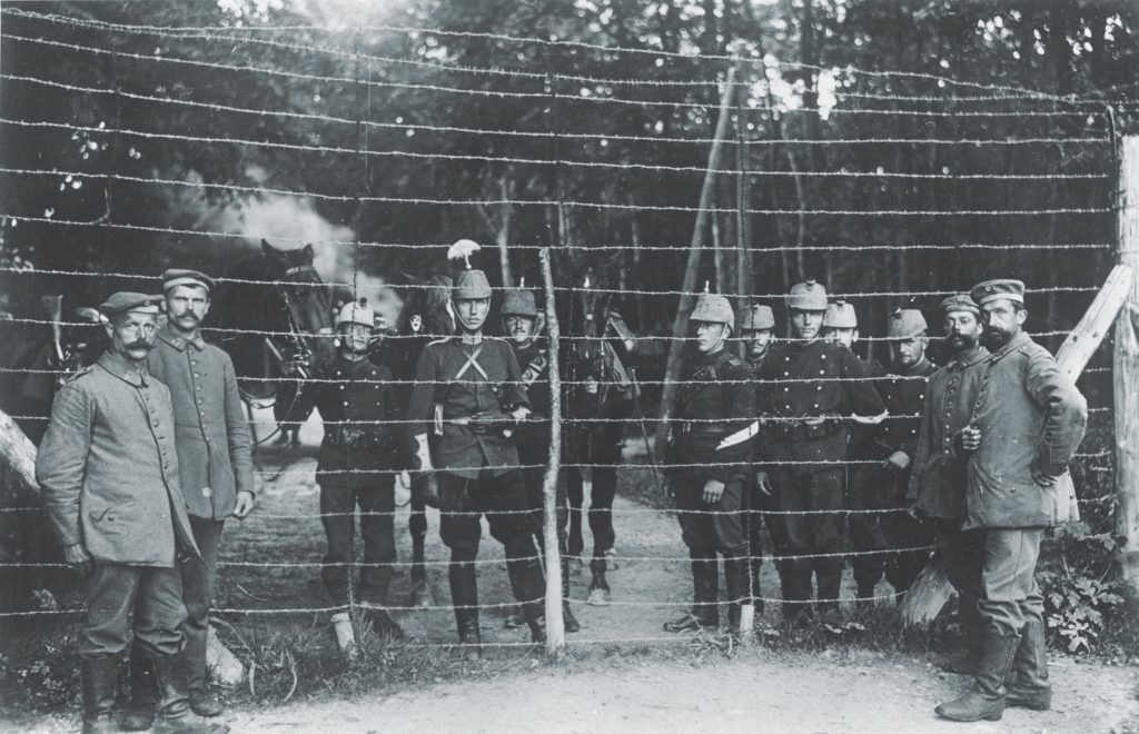 German and Swiss soldiers meet along their shared border in 1917 ...