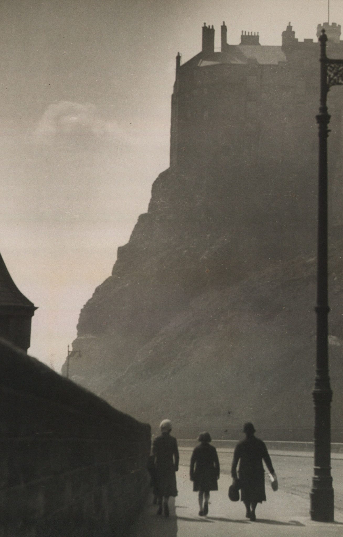 When a WWI German Zeppelin Tried to Bomb Edinburgh Castle — and Missed