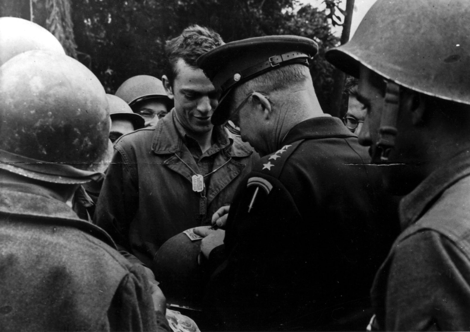 General D, D, Eisenhower signs a 'Short Snorter' bill for a US sergeant ...